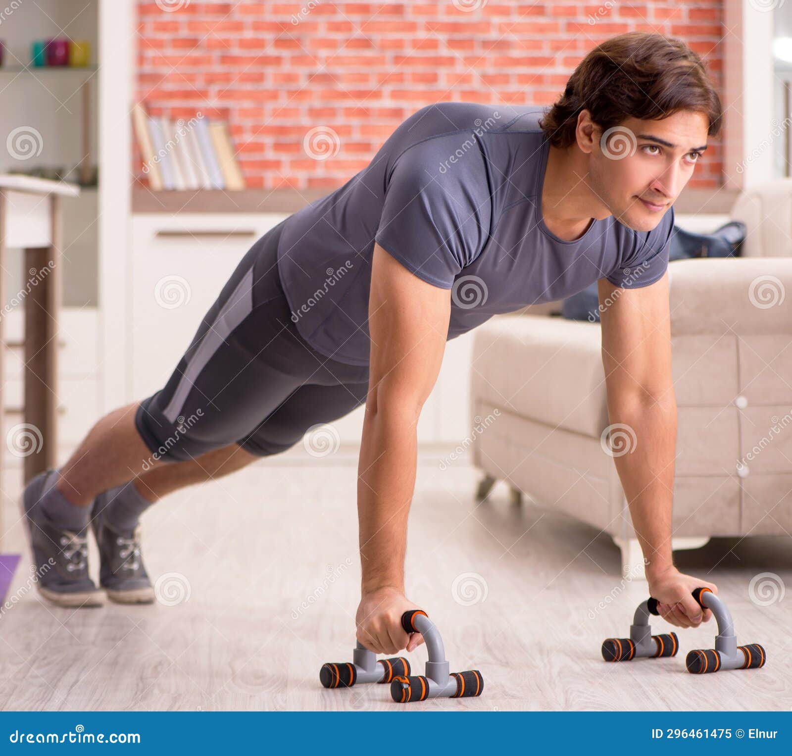 Joven Y Guapo Haciendo Ejercicios Deportivos En Casa Imagen de archivo ... Joven Y Guapo Haciendo Ejercicios Deportivos En Casa Imagen de archivo ...