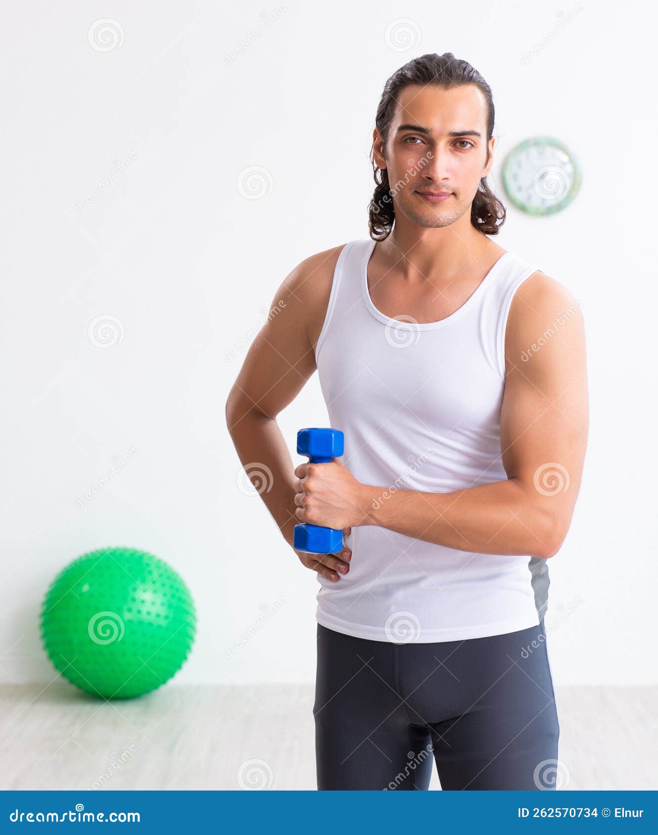 Joven Y Guapo Hombre Haciendo Ejercicios Deportivos En El Interior Foto ... Joven Y Guapo Hombre Haciendo Ejercicios Deportivos En El Interior Foto ...