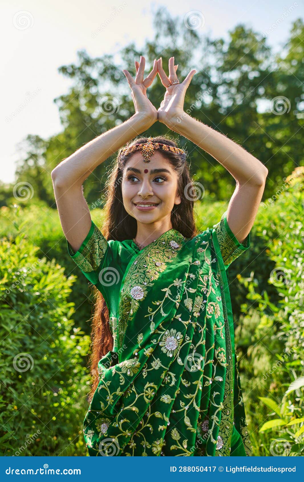 Jovencita India Alegre En Verde Imagen De Archivo Imagen De Follaje