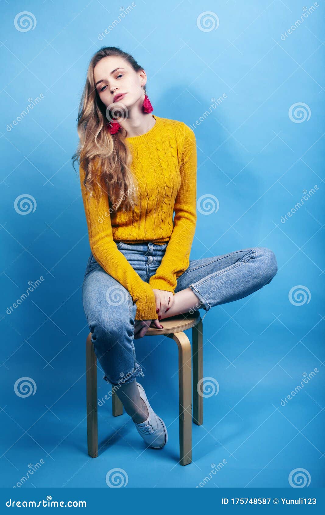 Jovencita Linda Adolescente Moderna Hipster Que Posa Emocionalmente