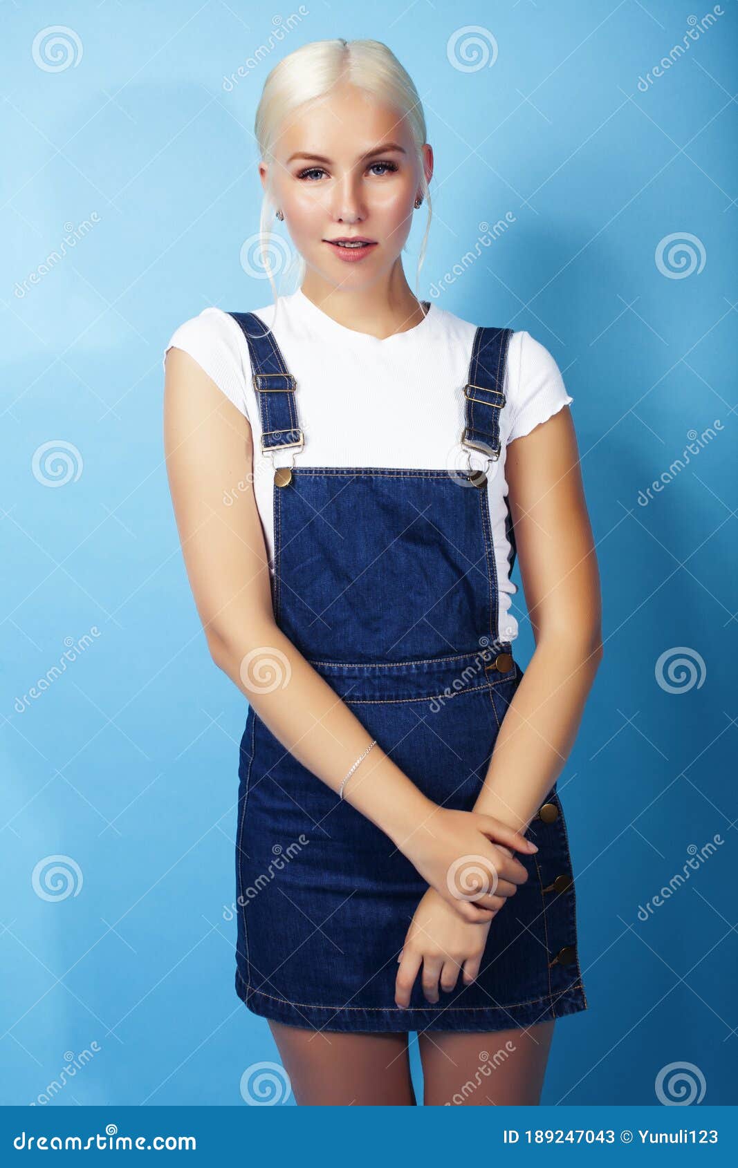Jovencita Linda Adolescente Moderna Hipster Que Posa Emocionalmente