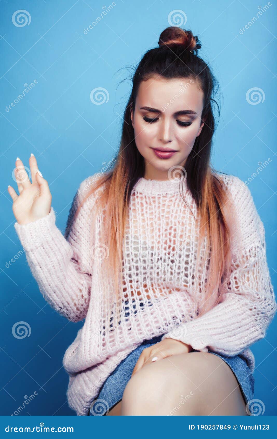 Jovencita Linda Adolescente Moderna Hipster Que Posa Emocionalmente