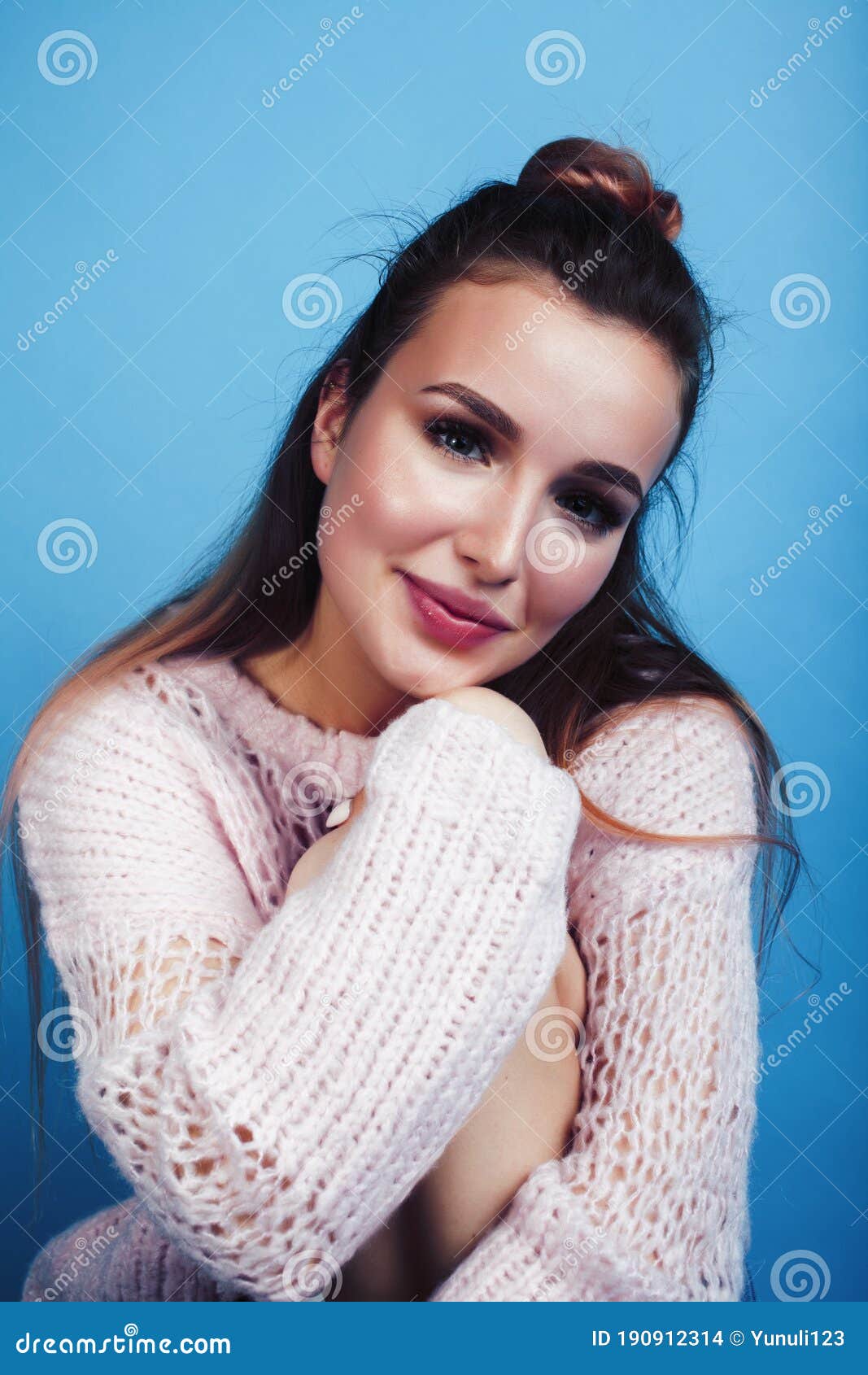 Jovencita Linda Adolescente Moderna Hipster Que Posa Emocionalmente