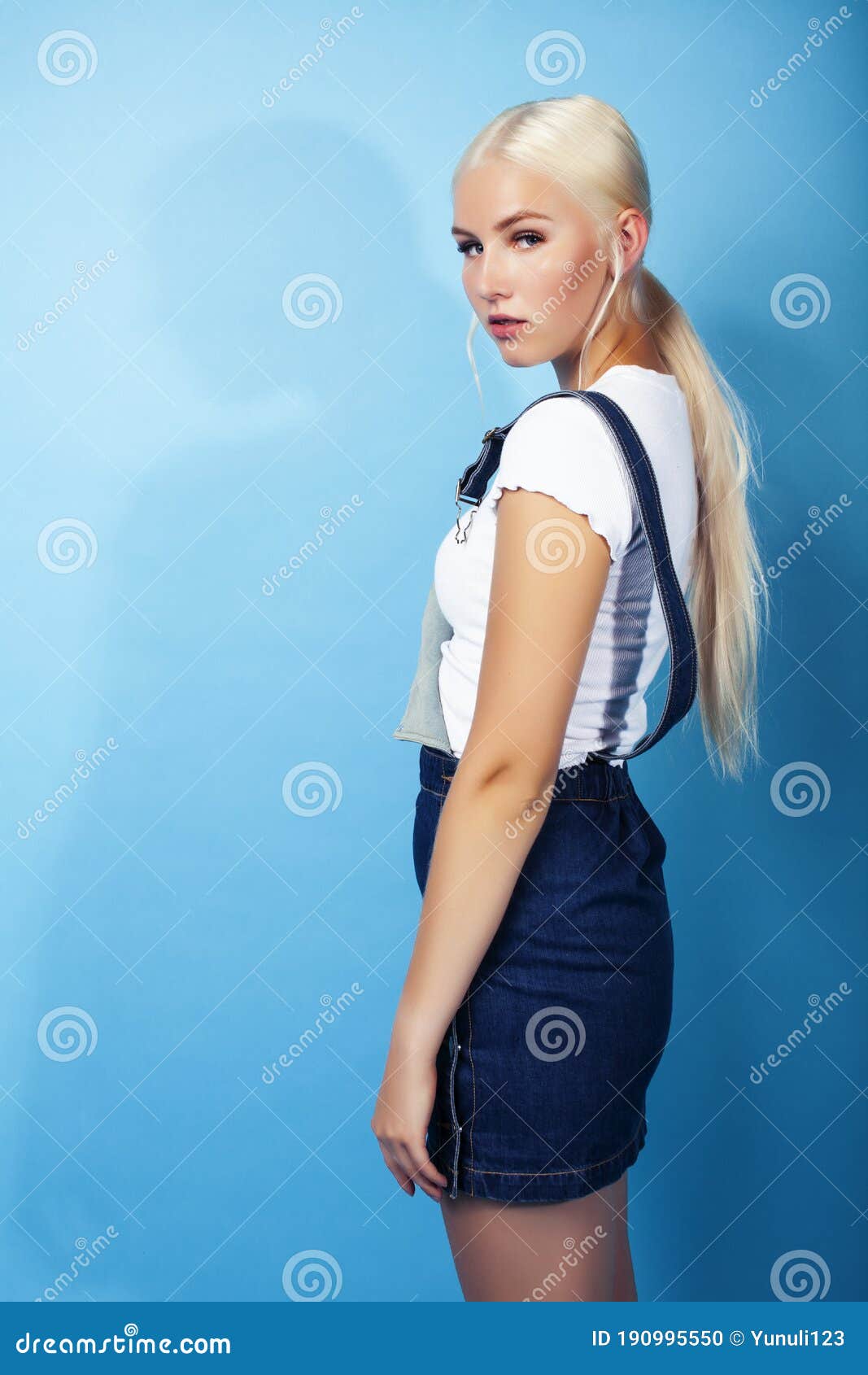 Jovencita Linda Adolescente Moderna Hipster Que Posa Emocionalmente