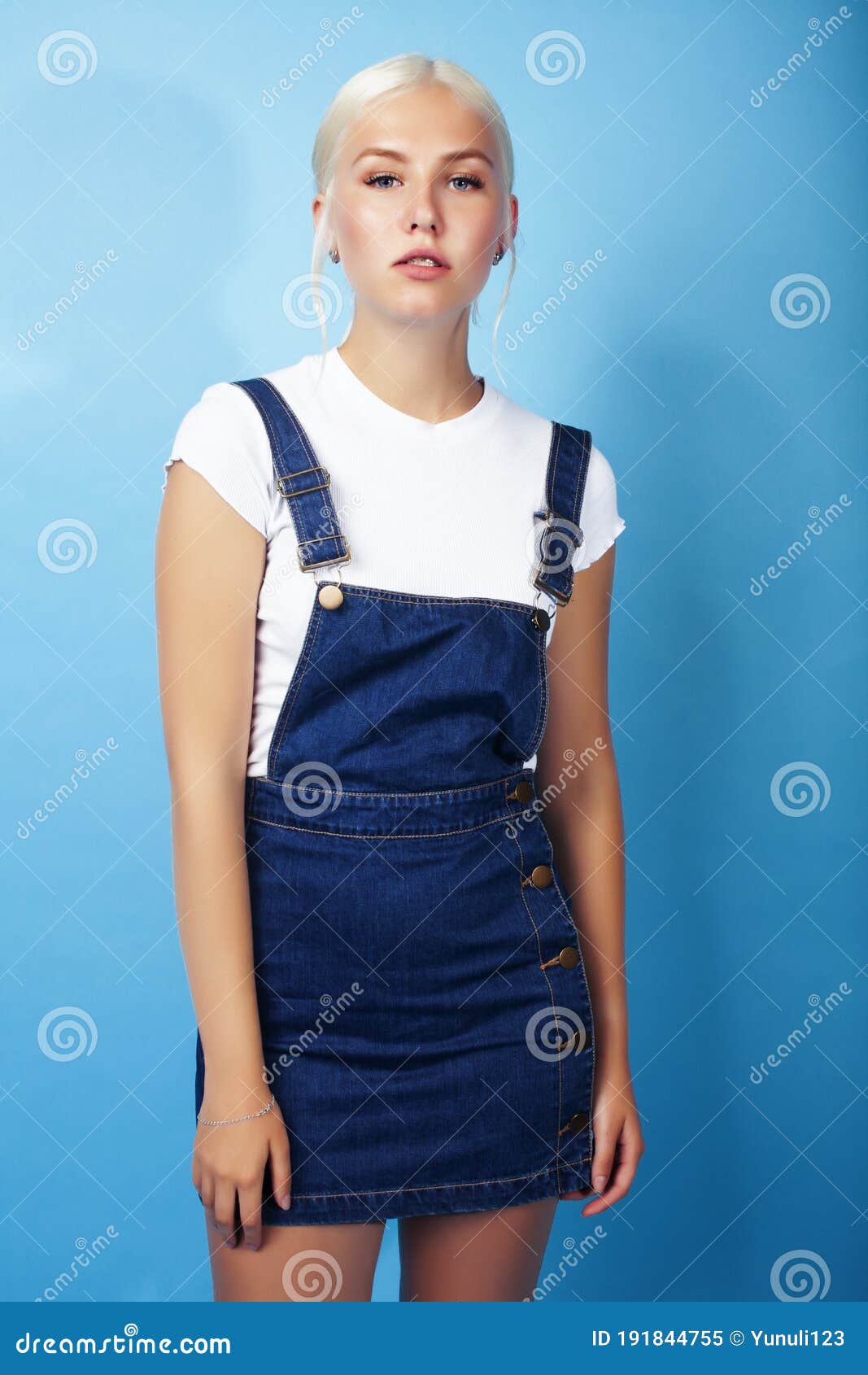 Jovencita Linda Adolescente Moderna Hipster Que Posa Emocionalmente