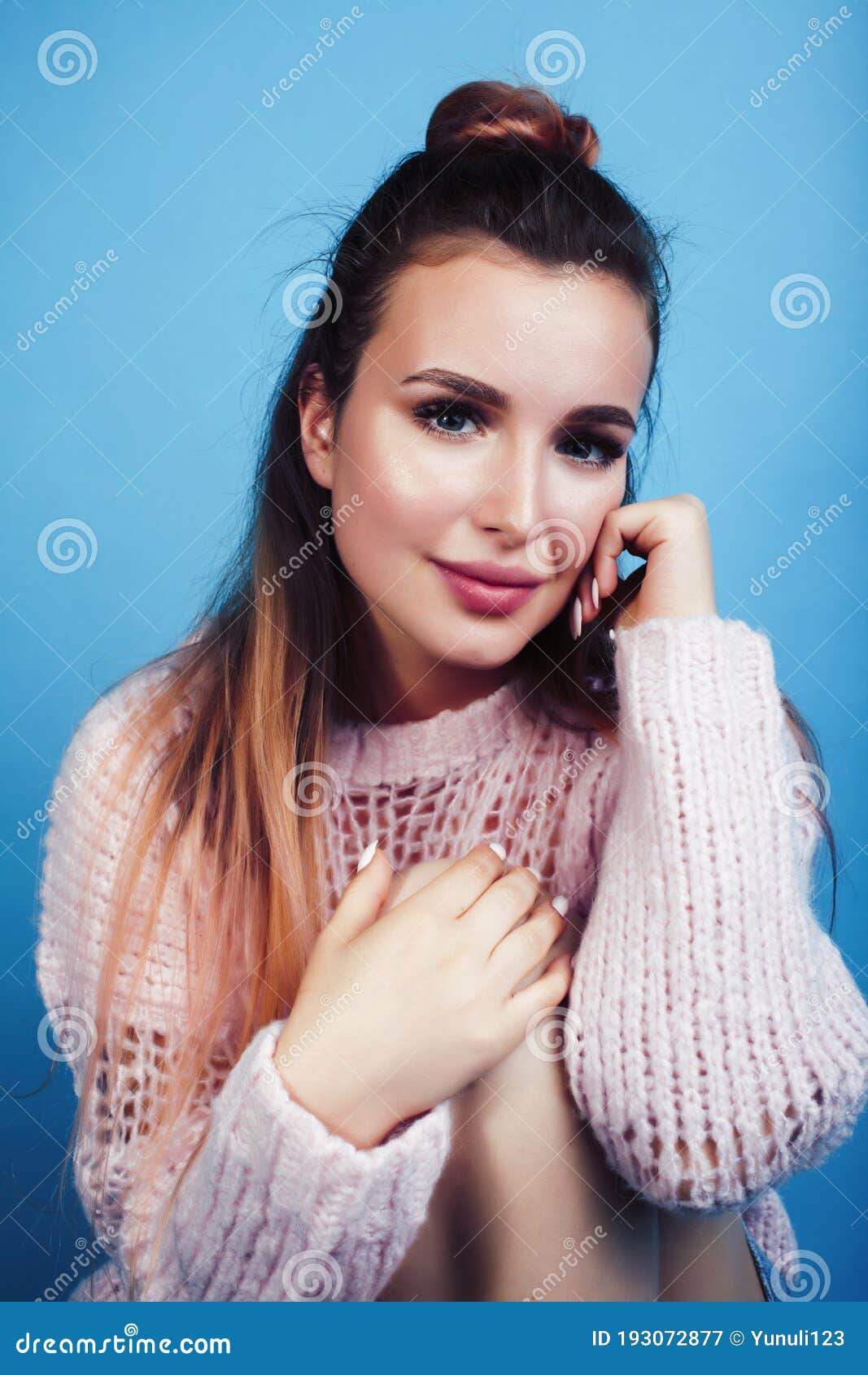 Jovencita Linda Adolescente Moderna Hipster Que Posa Emocionalmente
