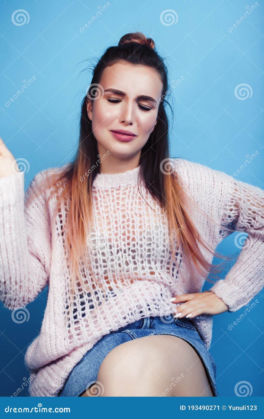 Jovencita Linda Adolescente Moderna Hipster Que Posa Emocionalmente