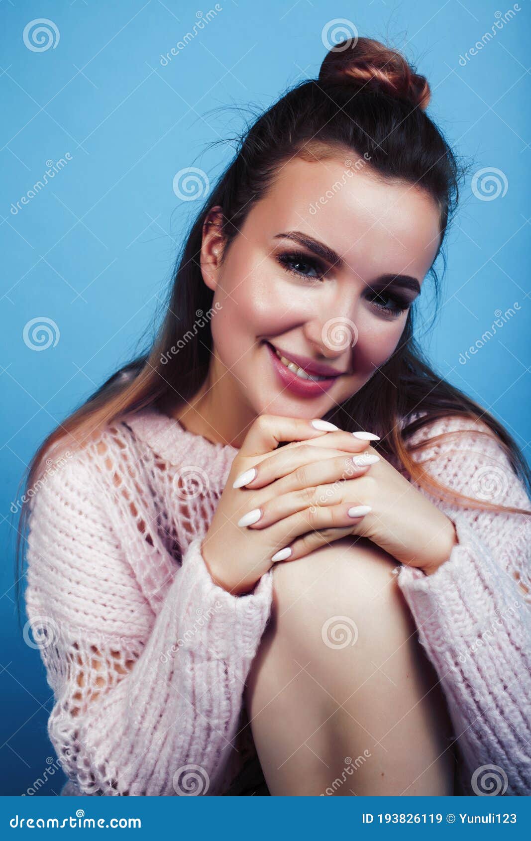 Jovencita Linda Adolescente Moderna Hipster Que Posa Emocionalmente