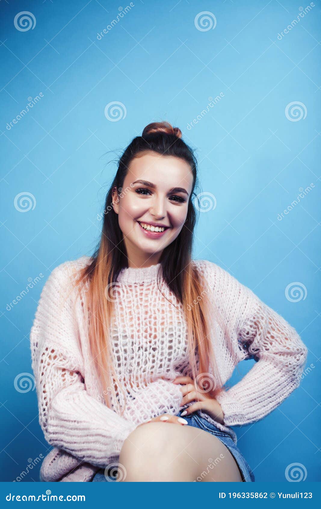 Jovencita Linda Adolescente Moderna Hipster Que Posa Emocionalmente