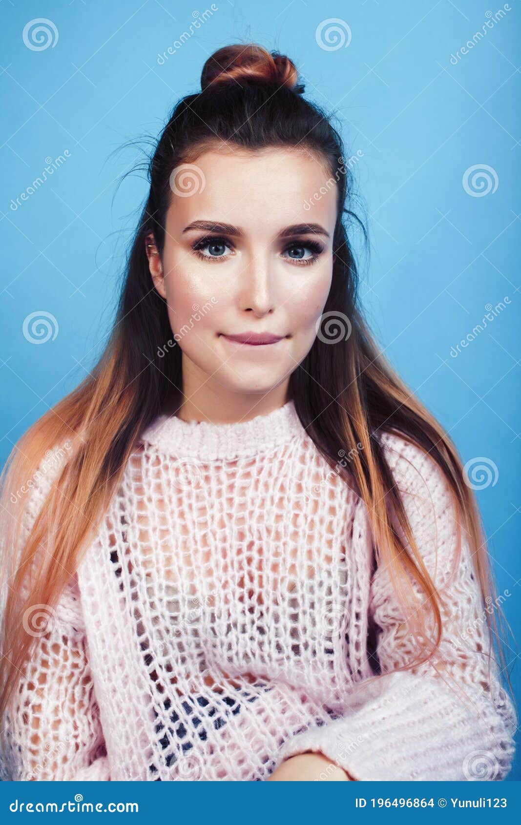 Jovencita Linda Adolescente Moderna Hipster Que Posa Emocionalmente