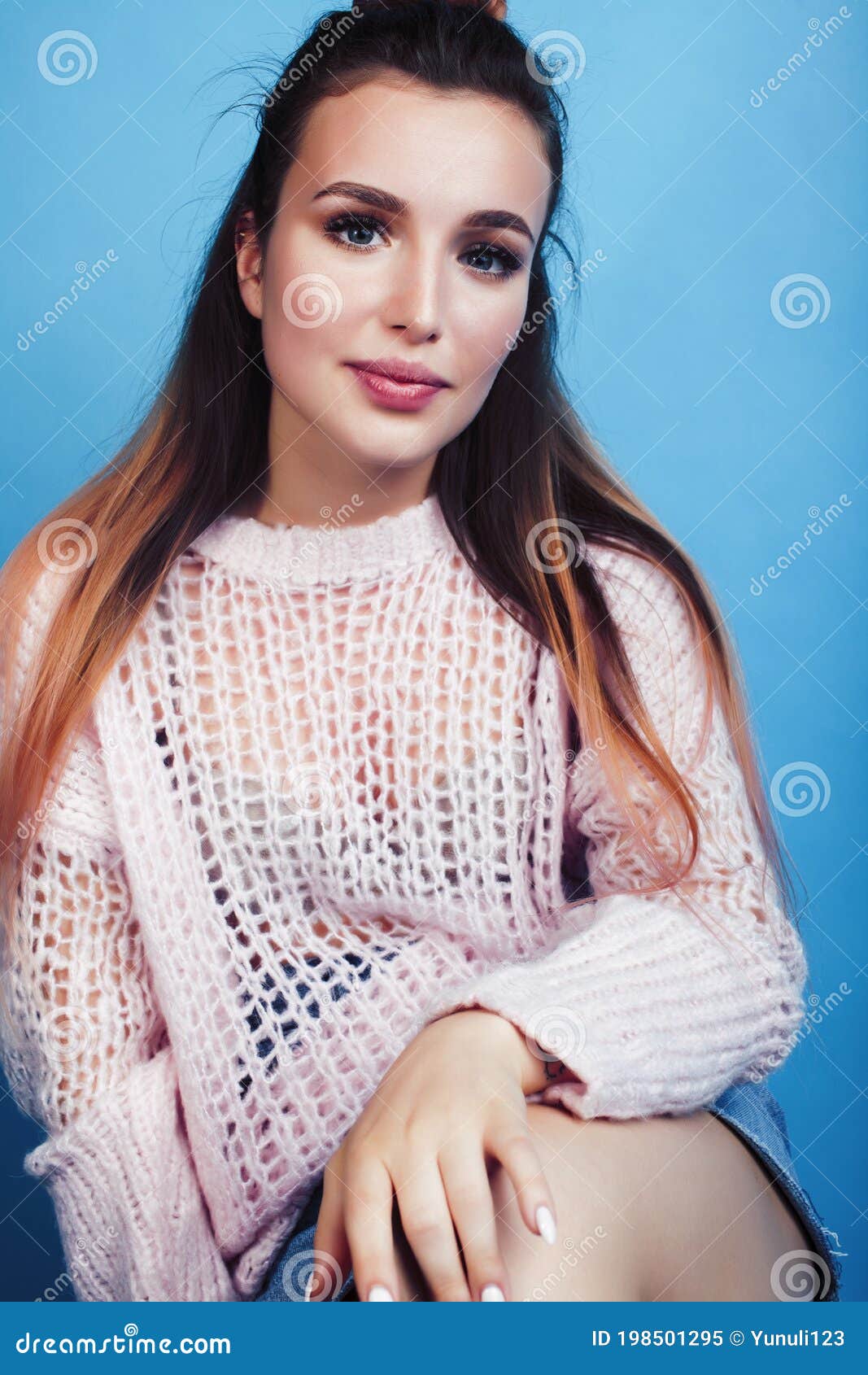 Jovencita Linda Adolescente Moderna Hipster Que Posa Emocionalmente