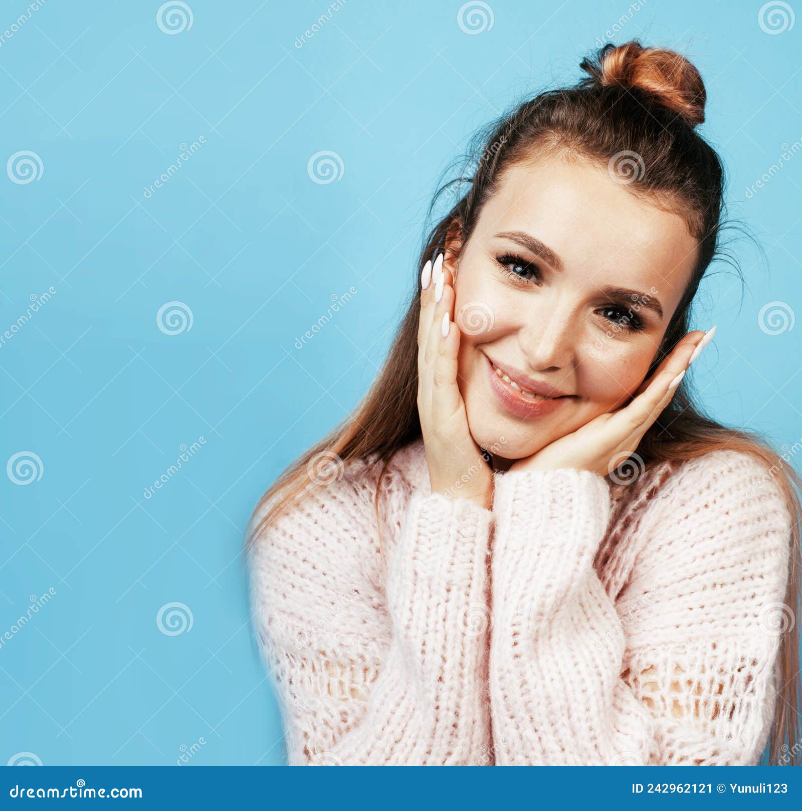 Jovencita Linda Adolescente Moderna Hipster Que Posa Emocionalmente