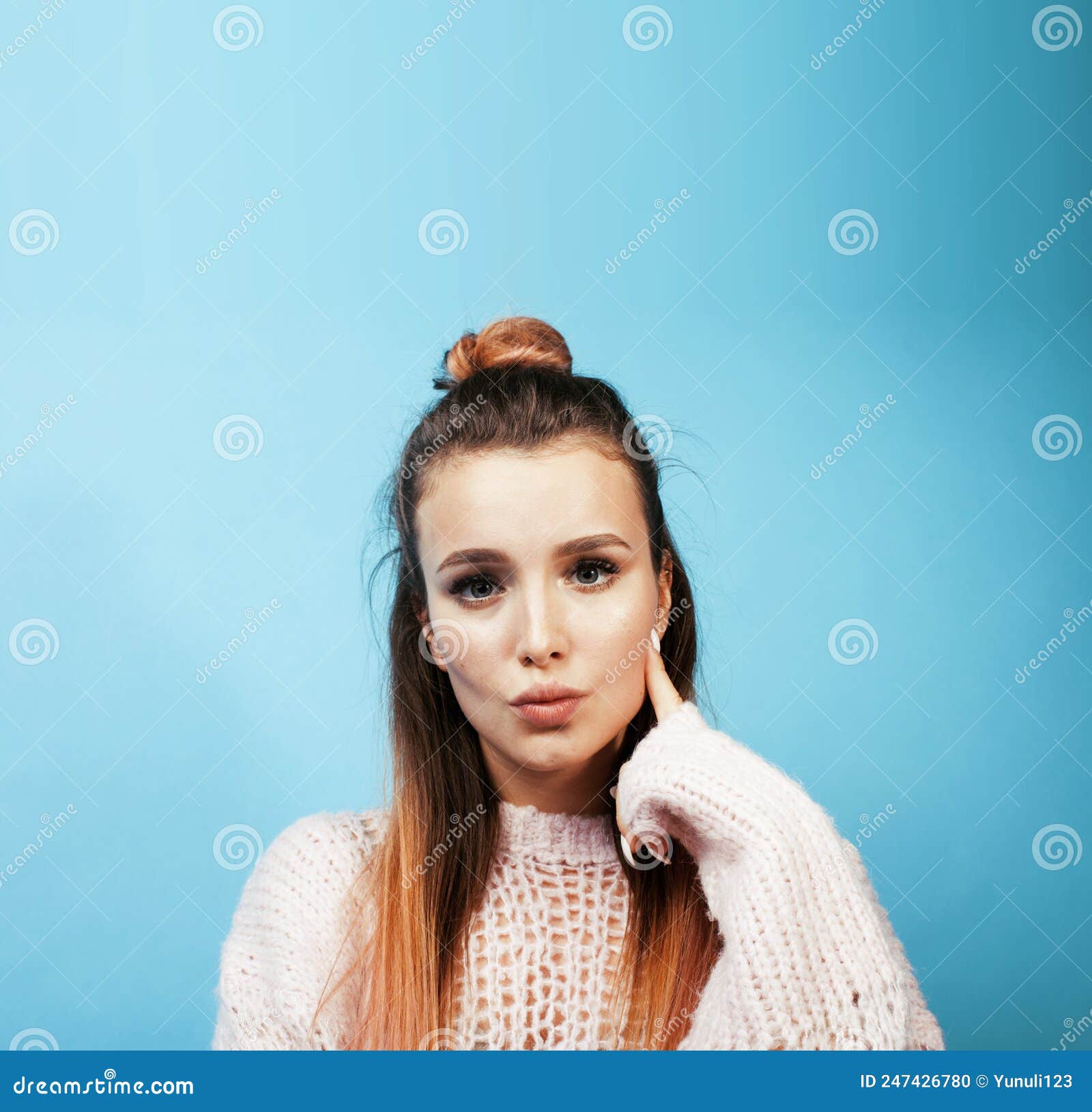Jovencita Linda Adolescente Moderna Hipster Que Posa Emocionalmente