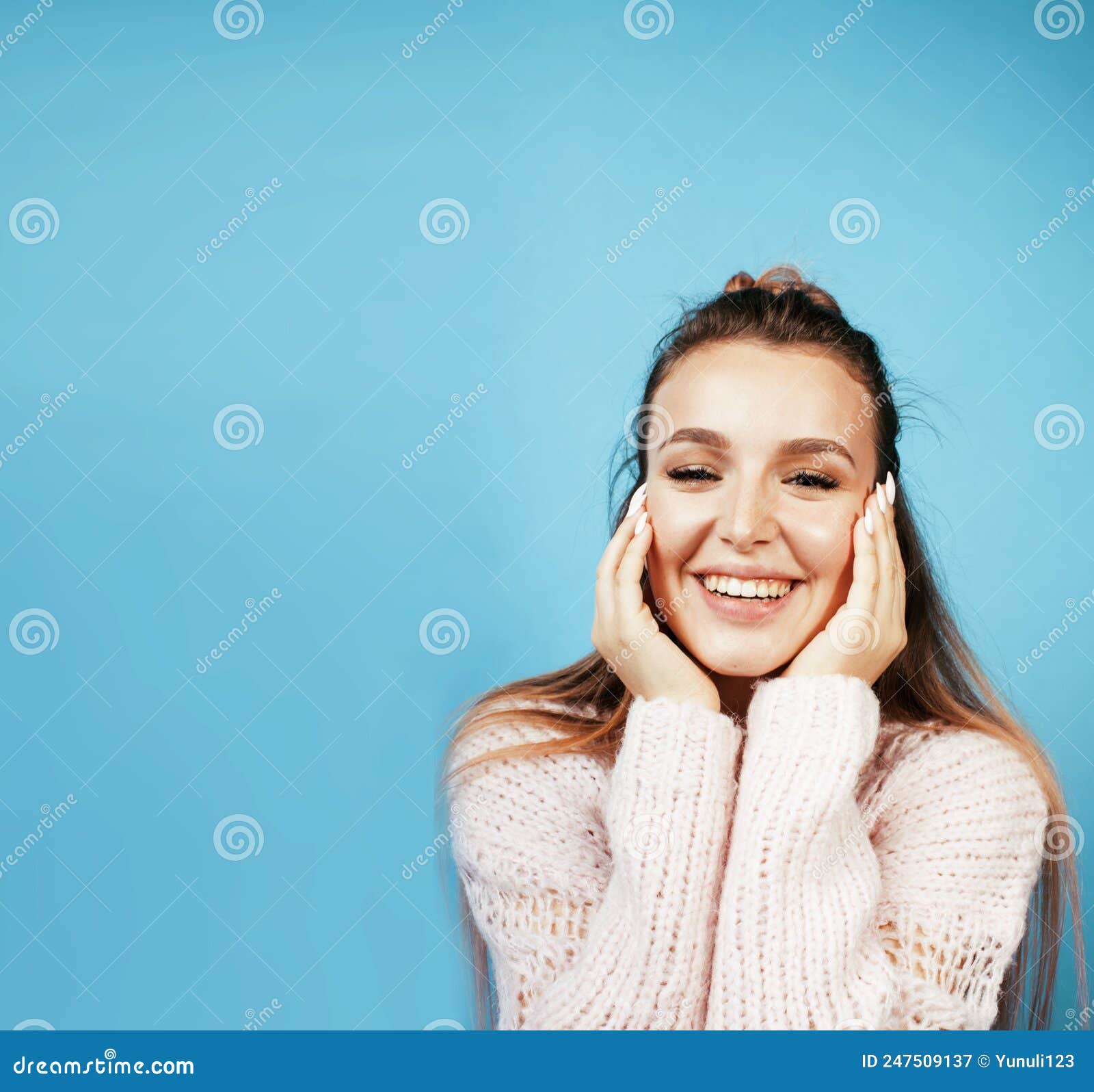 Jovencita Linda Adolescente Moderna Hipster Que Posa Emocionalmente