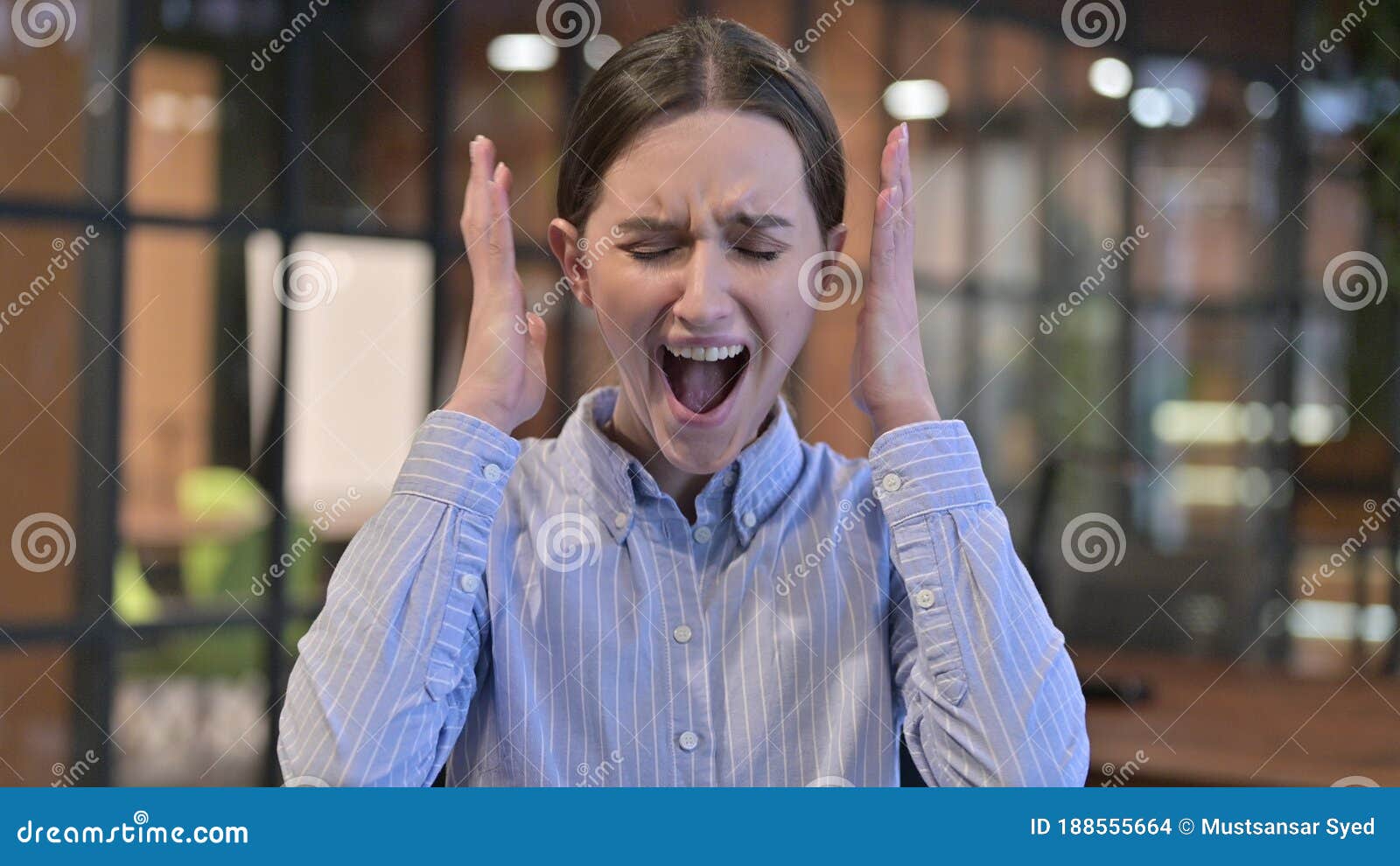 Jovencita Molesta Gritando Y Gritando Foto de archivo - Imagen de grito ...