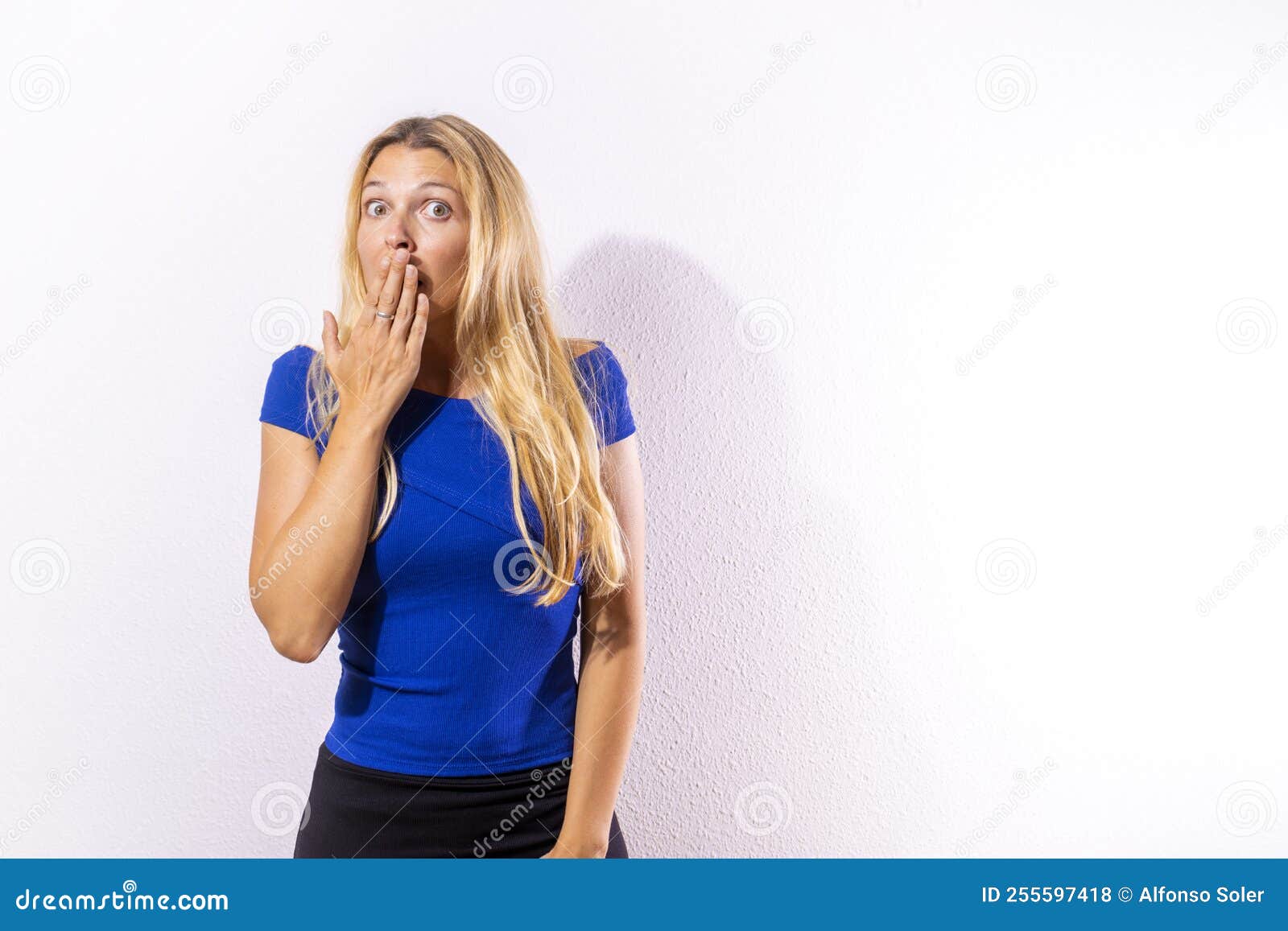 Jovencita Rubia Se Cubre La Boca Con La Mano Equivocada Error De Concepto Espacio De Copia