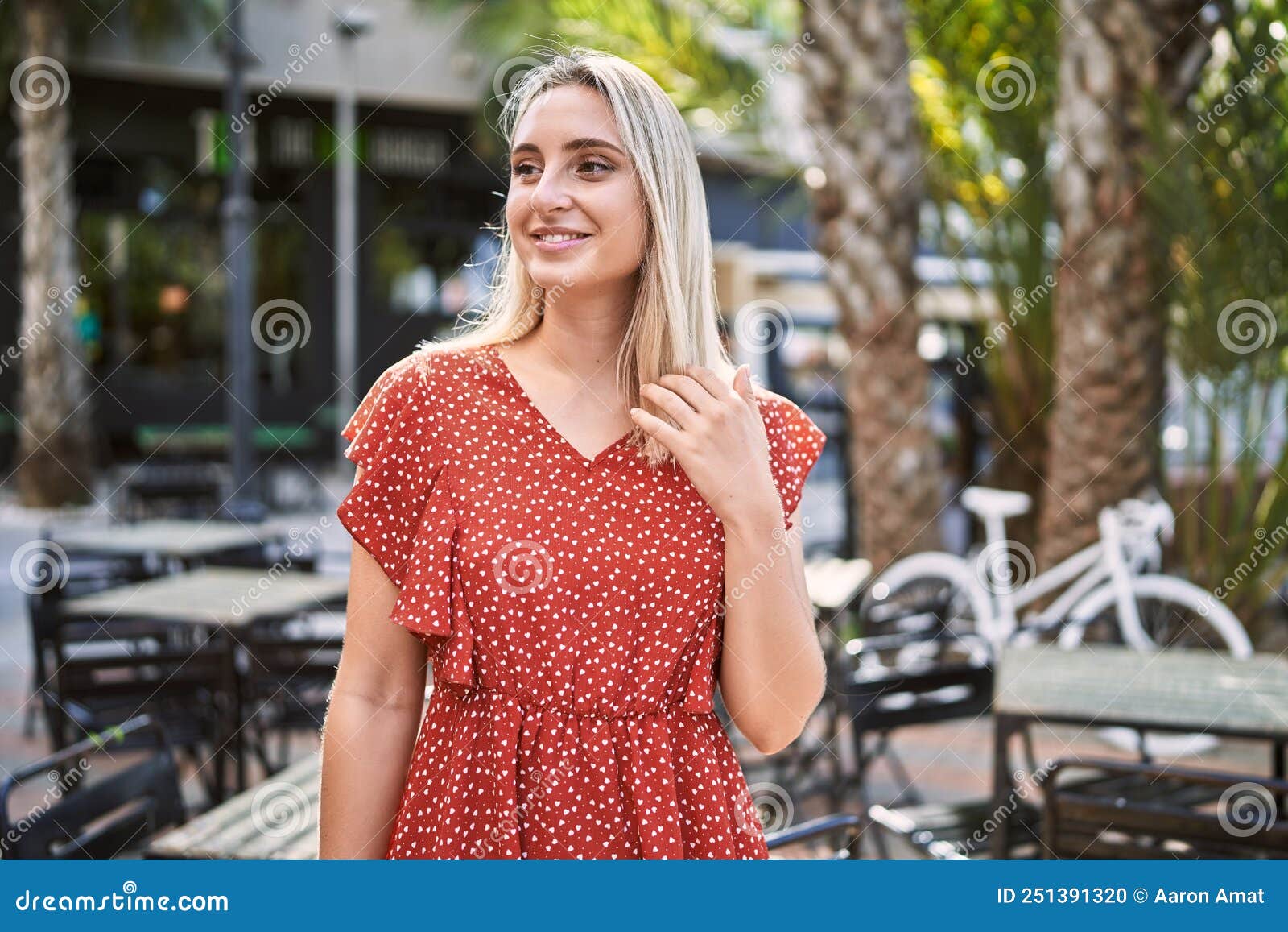 Jovencita Rubia Sonriendo Feliz De Pie En La Ciudad Foto De Archivo Imagen De Travieso Sano