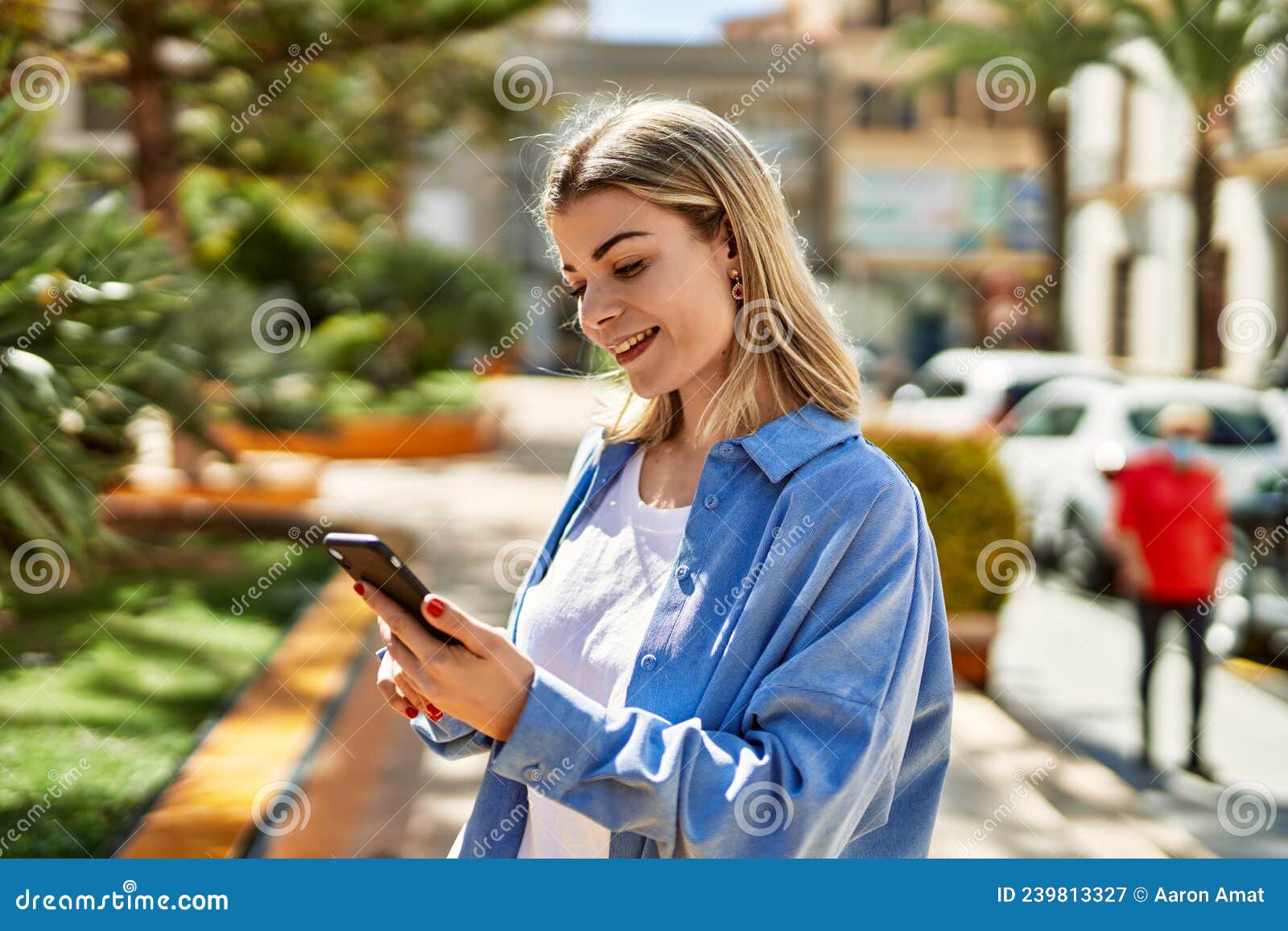 Jovencita Rubia Sonriendo Feliz Usando Un Smartphone En La Ciudad