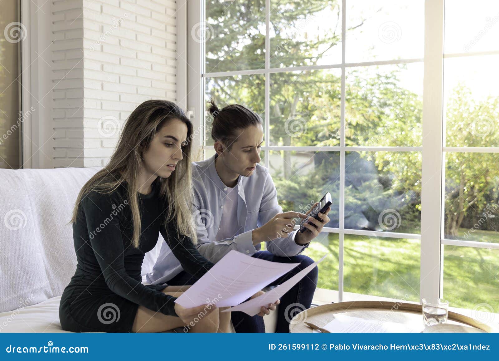 Jovens Casais Preocupam-se Com Os Problemas Financeiros Na Crise Global ... Jovens Casais Preocupam-se Com Os Problemas Financeiros Na Crise Global ...