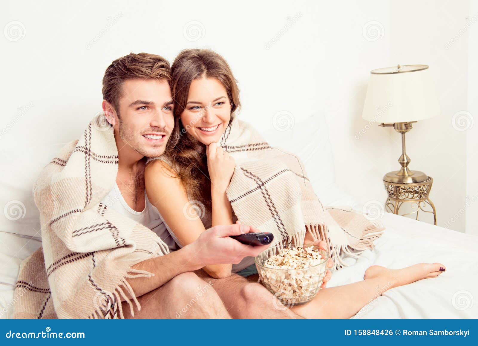 Jovens E Belos Casais Apaixonados Em Casa, Sob O Planalto Com Pipoca ...
