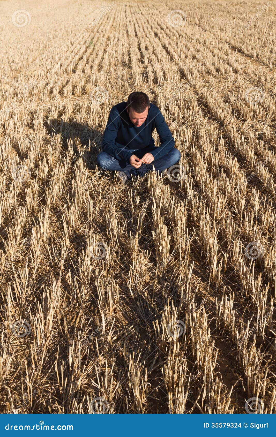 Jovens refletindo foto de stock. Imagem de nave, fofofo - 35579324