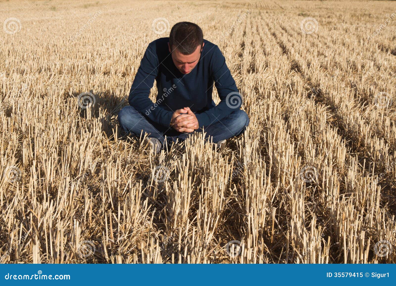 Jovens refletindo imagem de stock. Imagem de exterior - 35579415