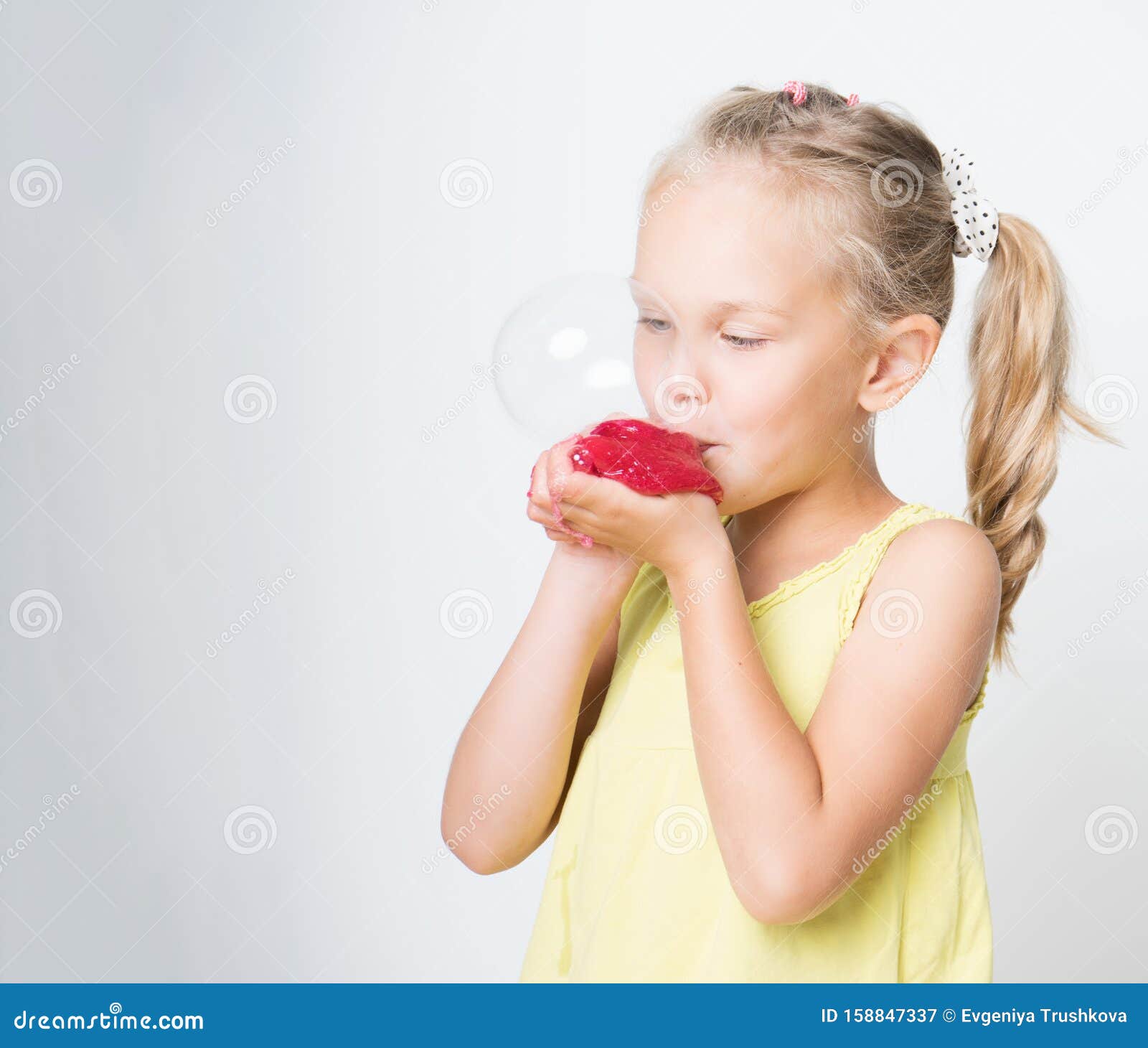 Joyeuse Fille Jouant D'une Pituite Rouge Image stock - Image of drôle ...