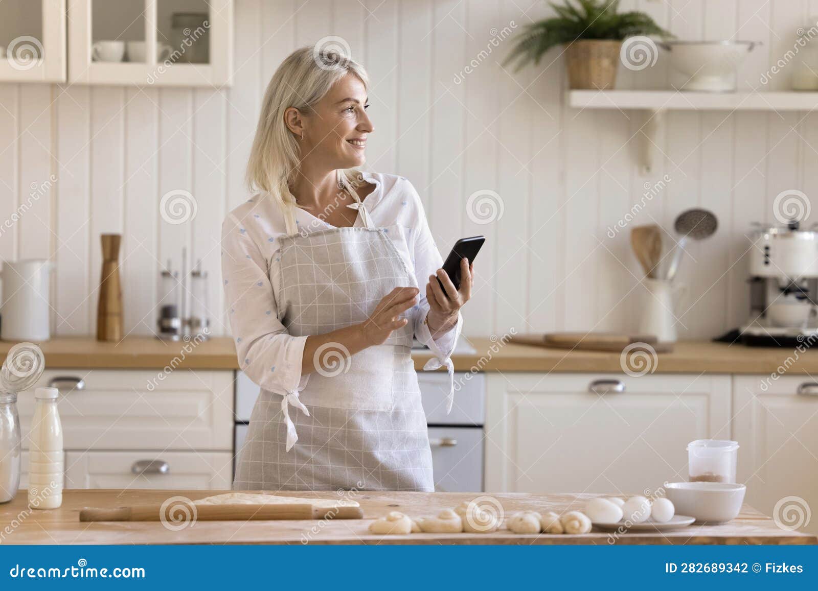 Joyeux Belle Blonde Mature Femme Au Foyer Dans Apron Navigation