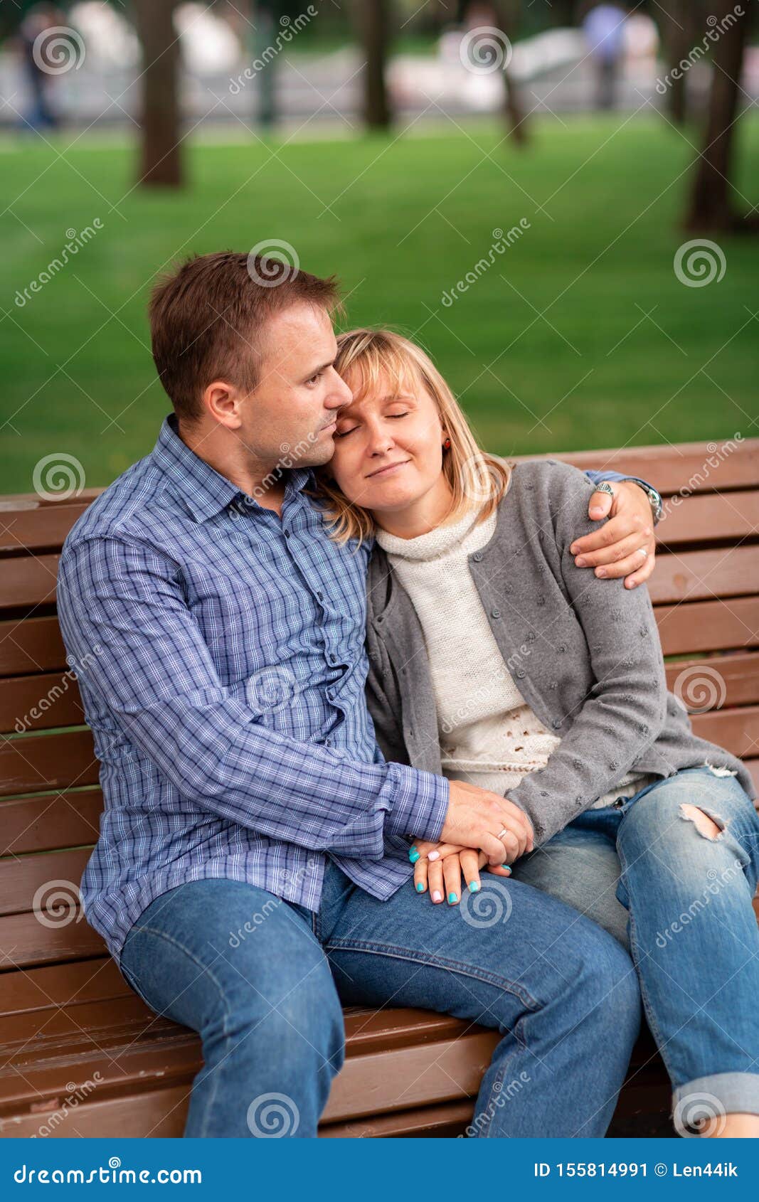 Joyeux Jeune Couple Qui Sembrasse Et Rit Ensemble Dans Le Parc Image