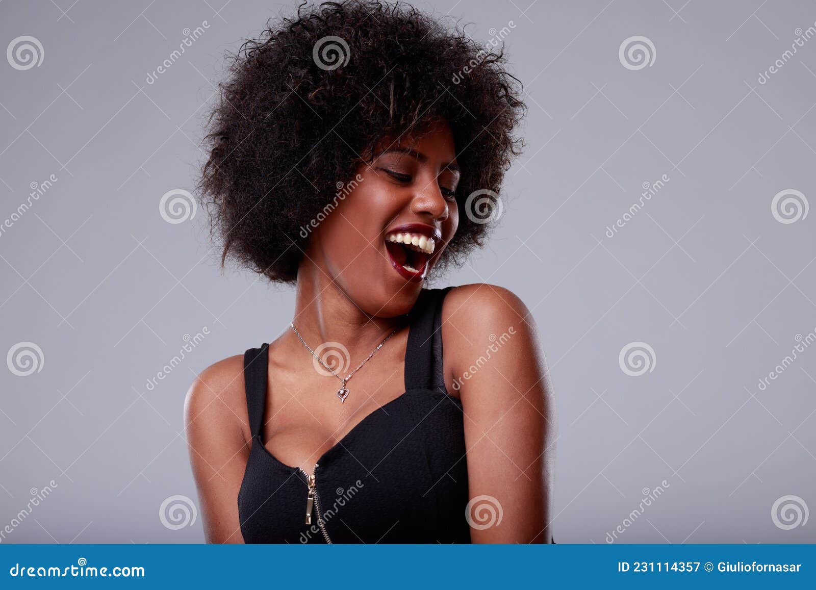Joyeux Sexy Belle Jeune Femme Noire Rire Image Stock Image Du Cheveu