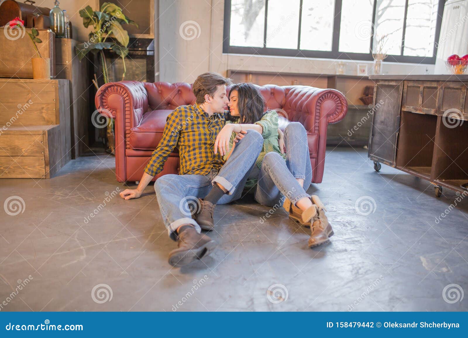 Joyful Loving Couple Guy E Girl Cuddling Perto Do Sofá Foto de Stock ...