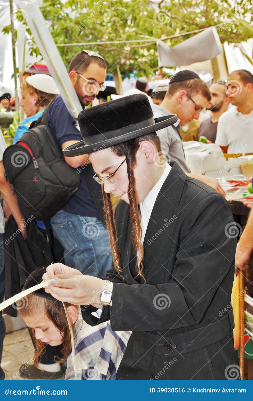 Judeu Religioso Novo Com Sidelocks Longos Foto Editorial - Imagem de ...