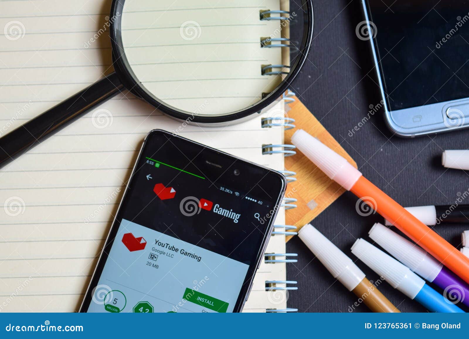 Juego App De YouTube En La Pantalla De Smartphone Foto editorial ...