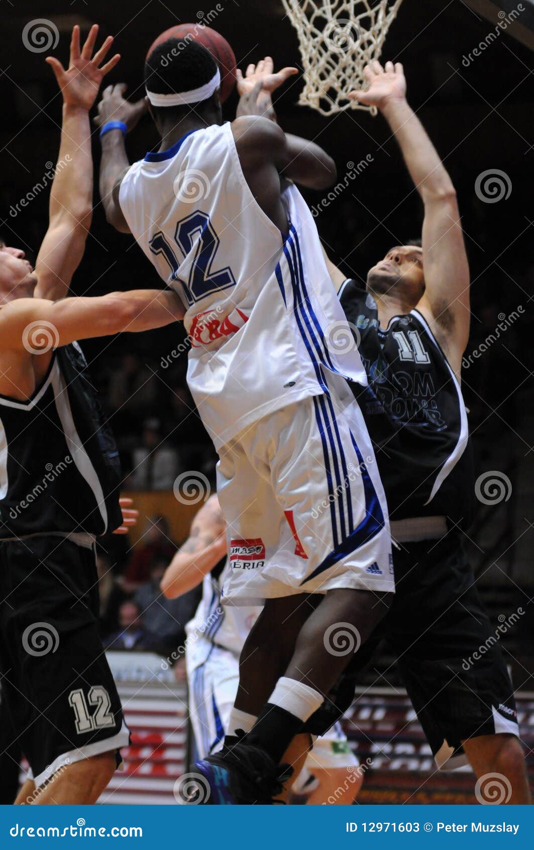 Juego De Baloncesto De Kaposvar - De Pecs Foto de archivo editorial ...