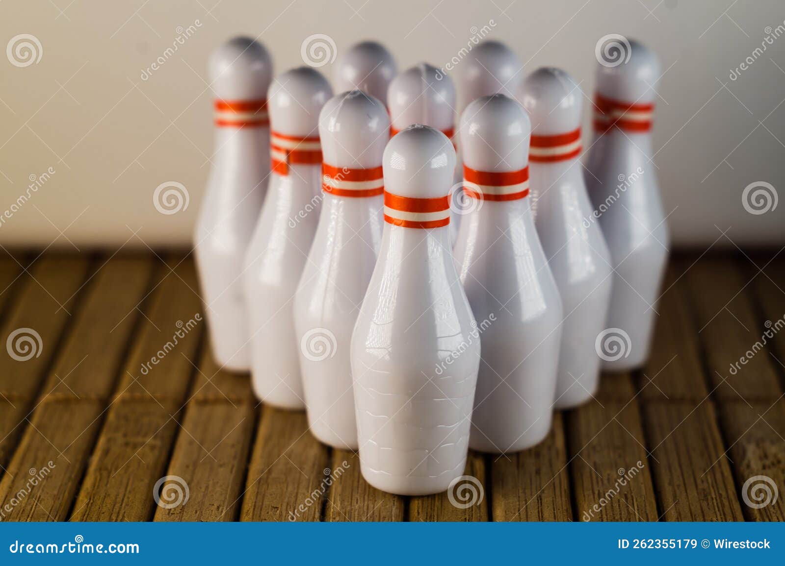 Juego De Boliche Sobre Una Tabla De Madera Imagen de archivo - Imagen ...