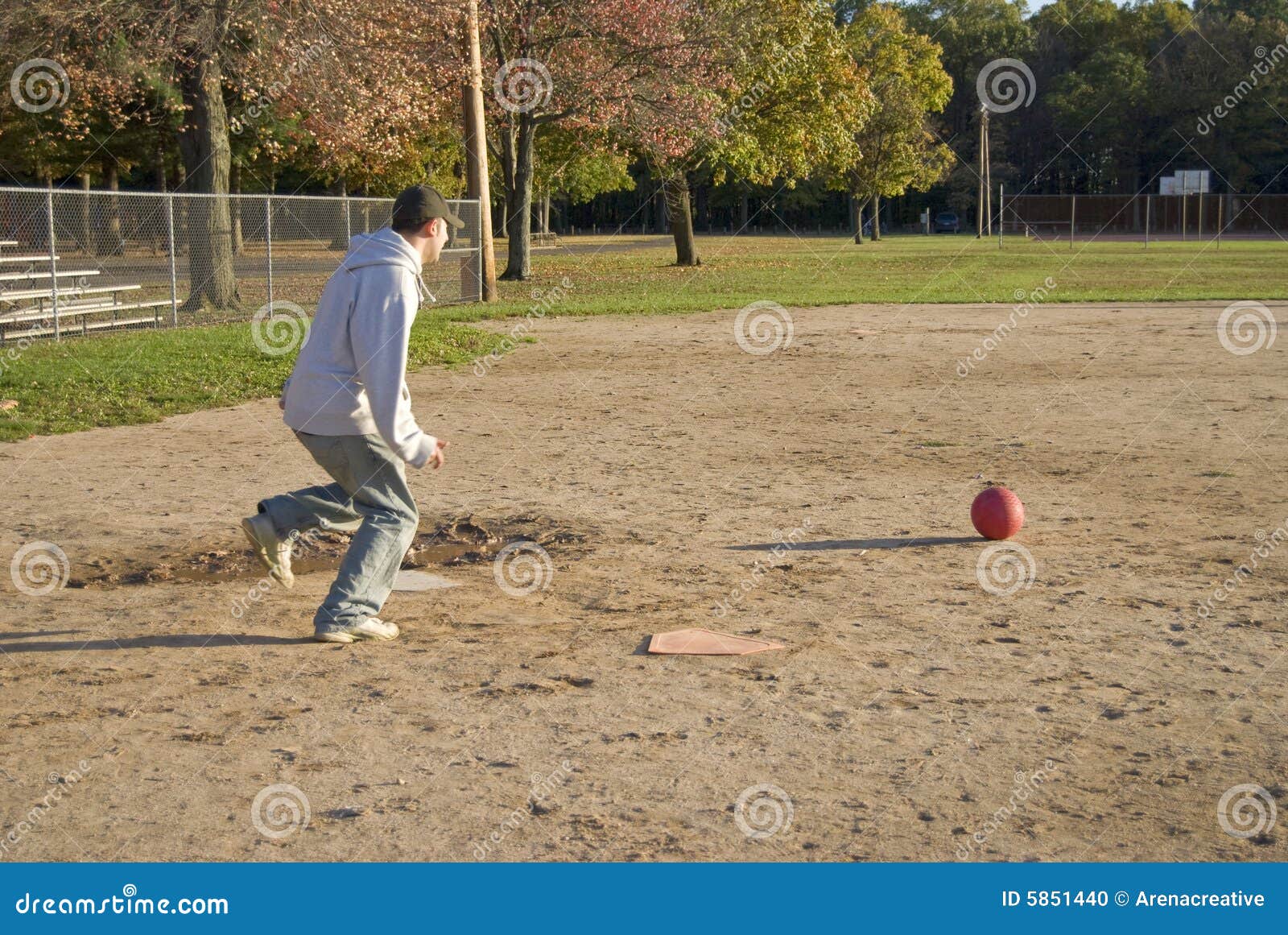 Juego de Kickball foto de archivo. Imagen de atletismo - 5851440