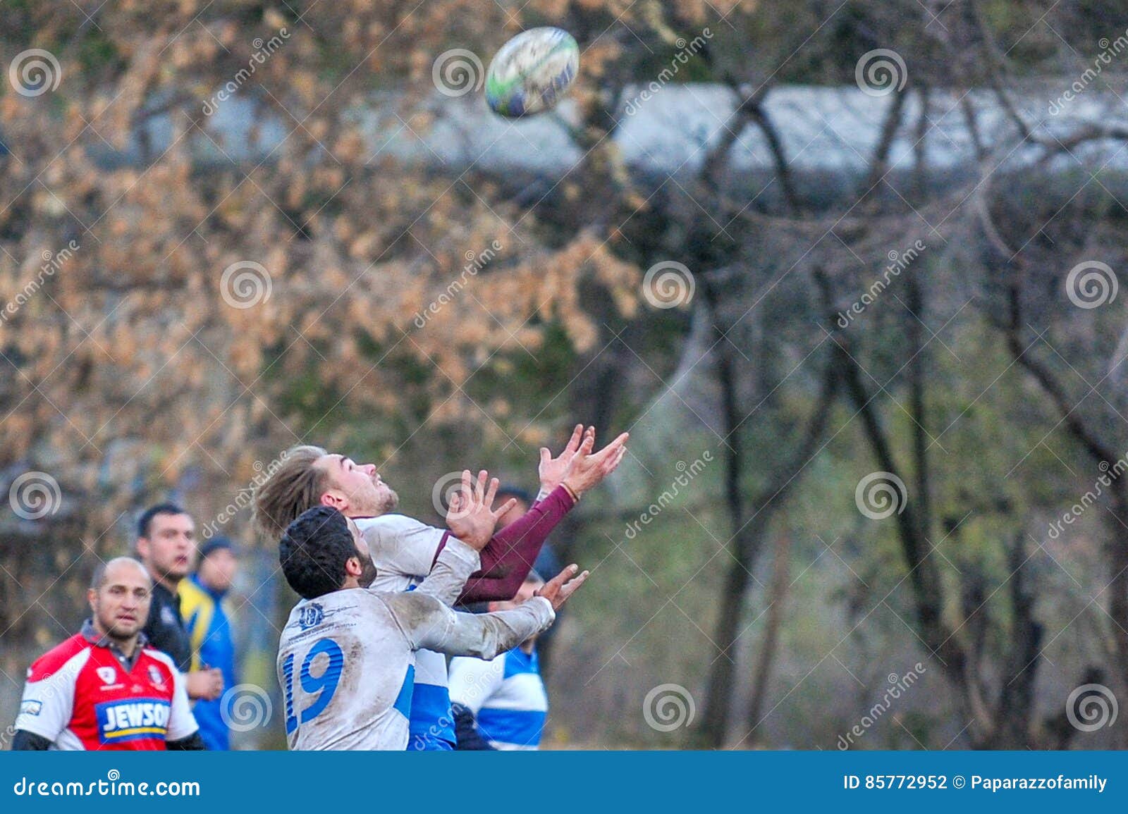 Juego de rugbi fotografía editorial. Imagen de competido - 85772952