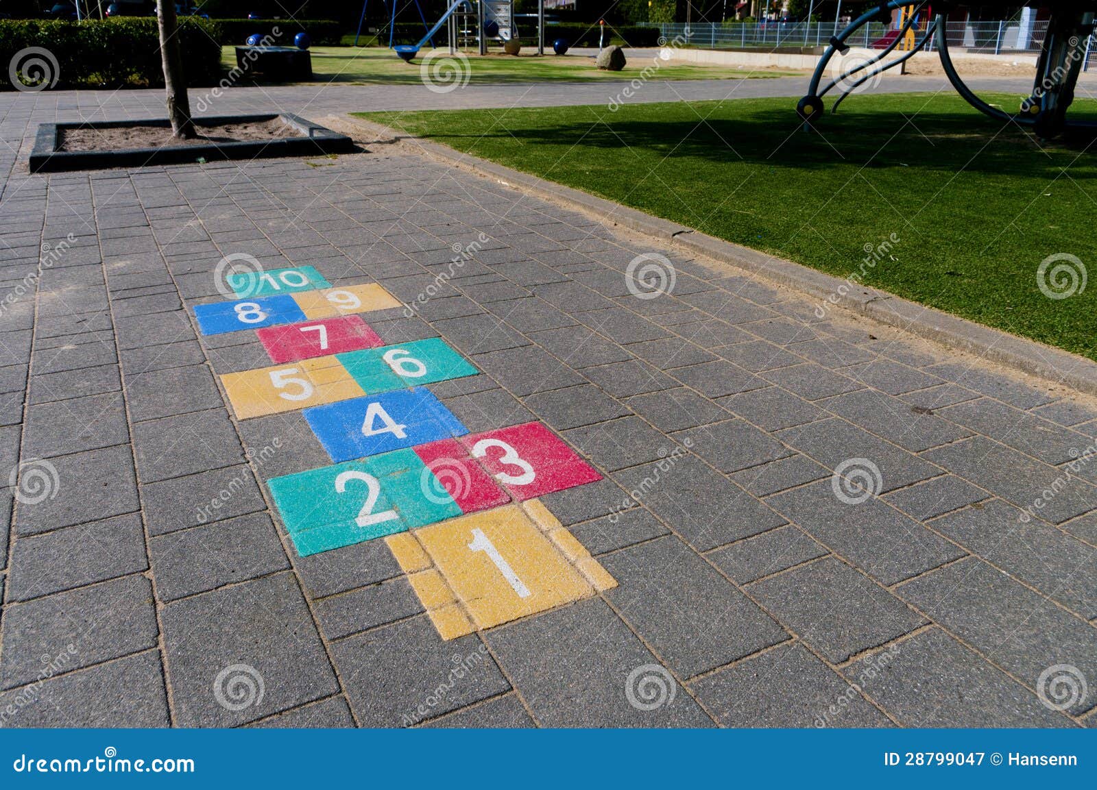 Juego del Hopscotch imagen de archivo. Imagen de tres - 28799047