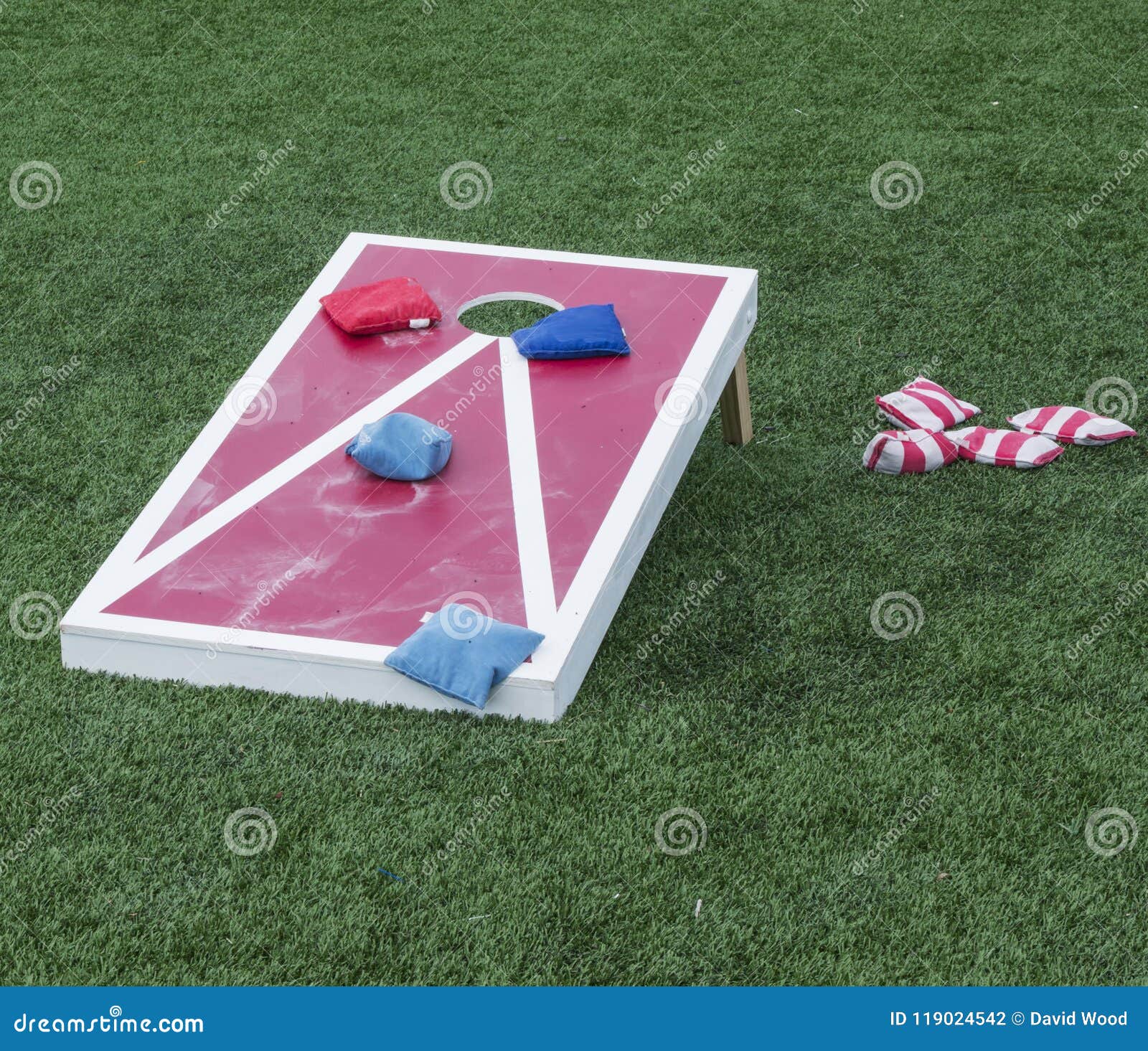 Juego Rojo Y Blanco Del Cornhole Foto de archivo - Imagen de backyard ...