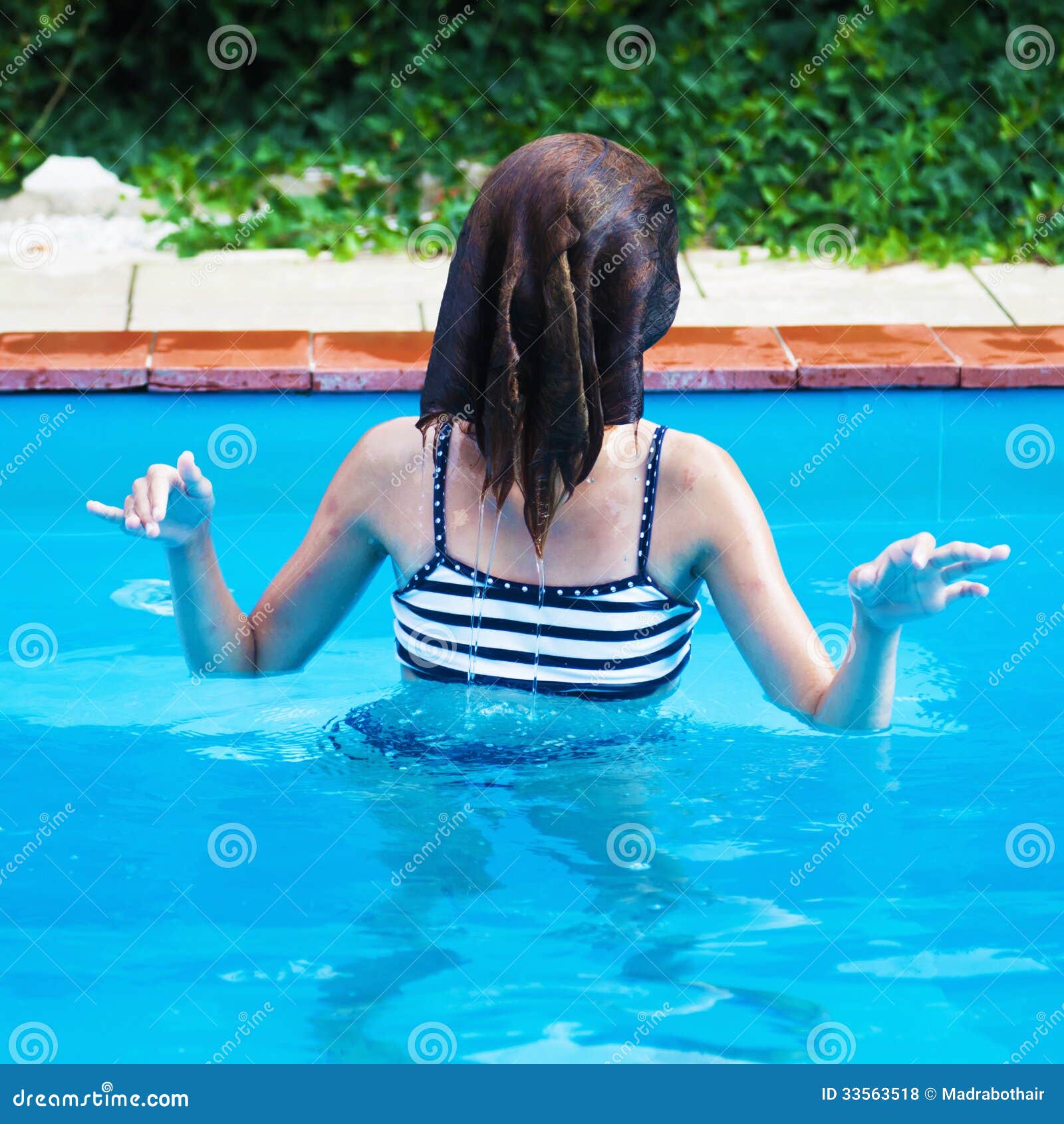 Juegos De La Chica Joven En Una Piscina Foto De Archivo Imagen De Manos Pelos 33563518
