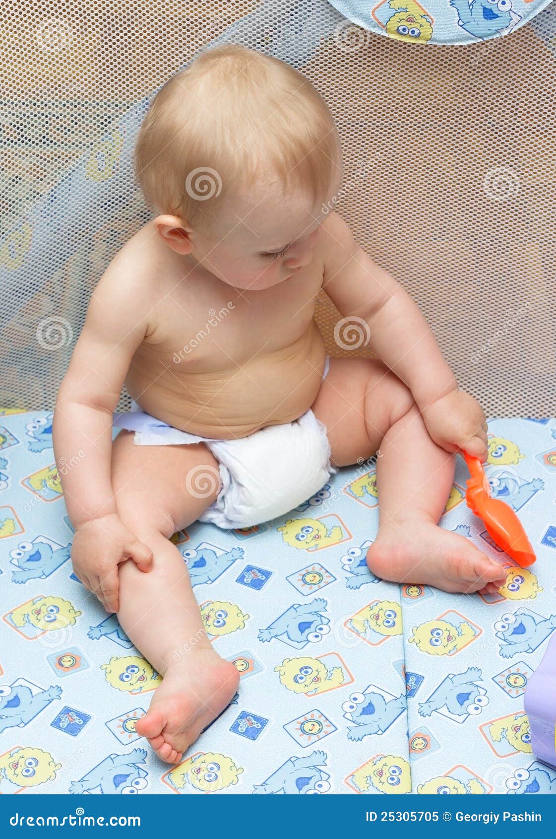 Juegos inocentes del bebé imagen de archivo. Imagen de primer - 25305705