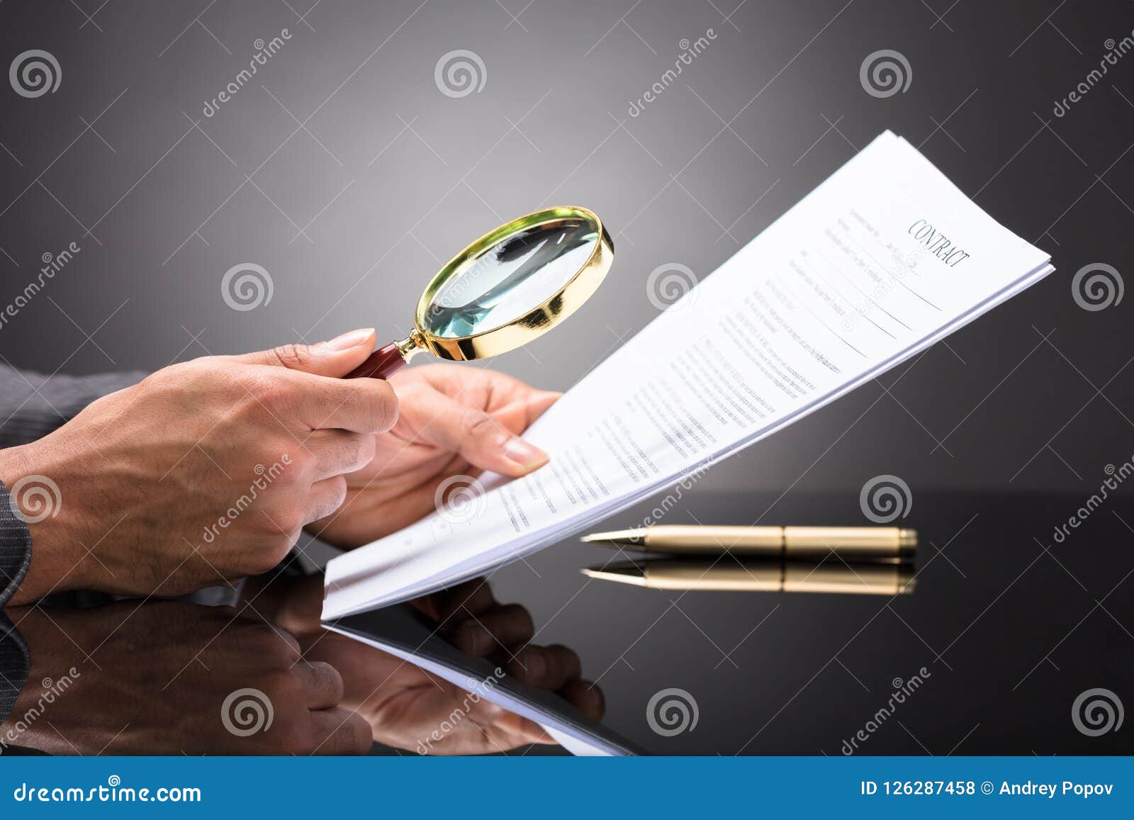 Juez Looking at Document Con La Lupa Foto de archivo - Imagen de ...