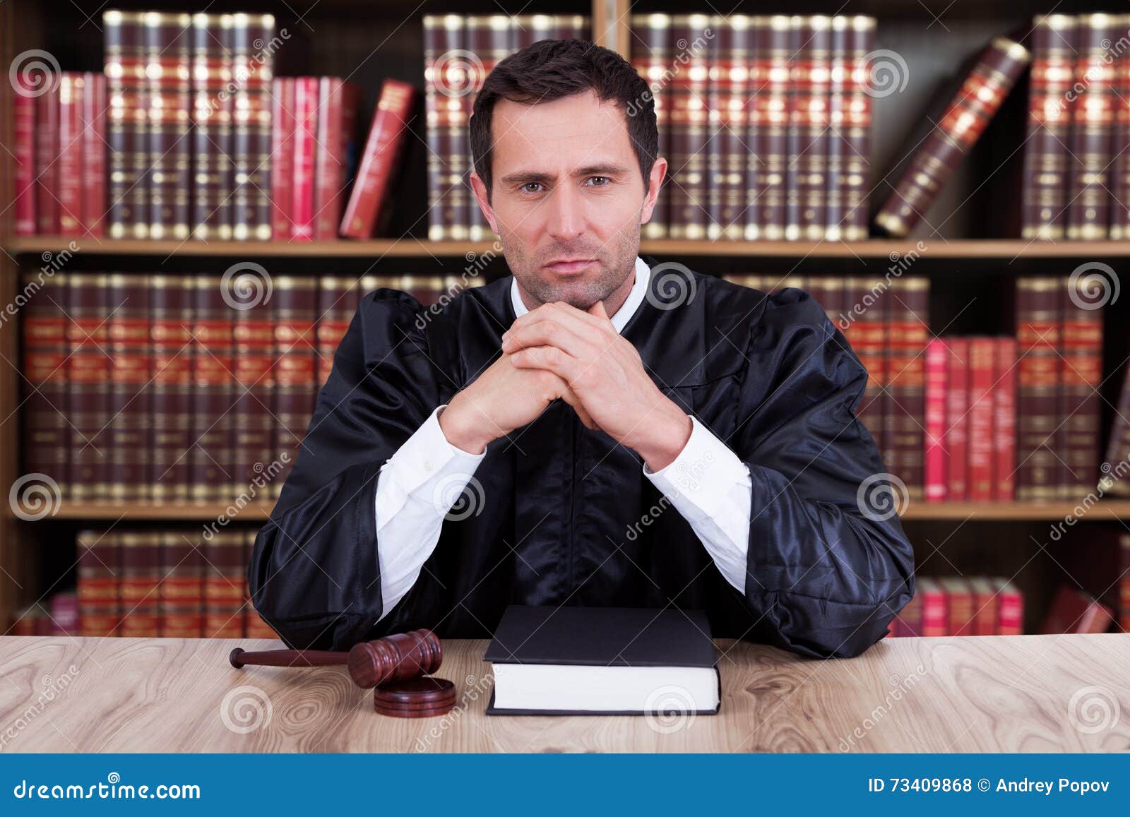 Juez Serio Thinking while Sitting En El Escritorio Foto de archivo ...