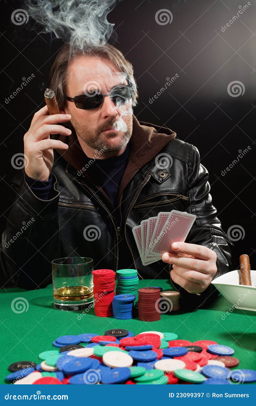 Jugador que fuma imagen de archivo. Imagen de pila, lifestyle - 23099397