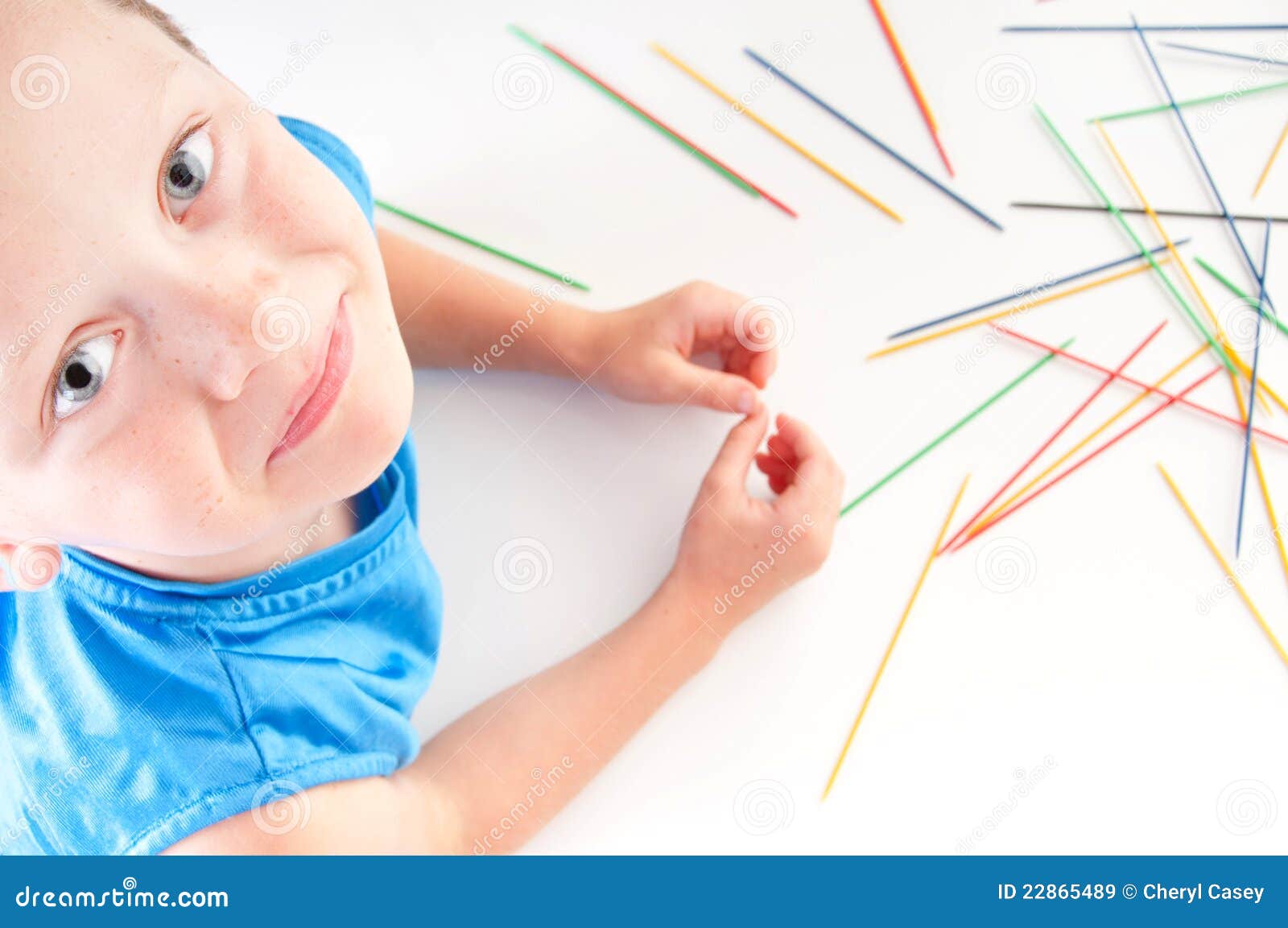 Jugar Al Viejo Juego Del Palillo Imagen de archivo - Imagen de muchacho ...