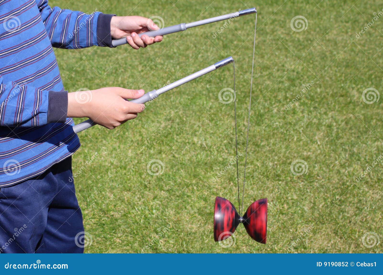 Jugar diábolo foto de archivo. Imagen de horizontal, herramienta - 9190852