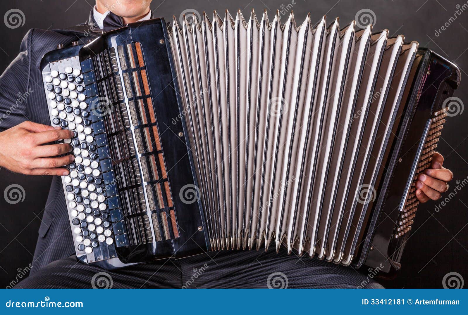 Jugar el acordeón imagen de archivo. Imagen de dedo, hombre - 33412181