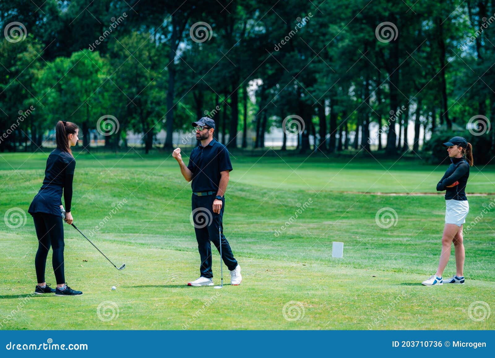 Jugar Golf. Joven Jugando Al Golf Con Instructor De Golf Foto de ...