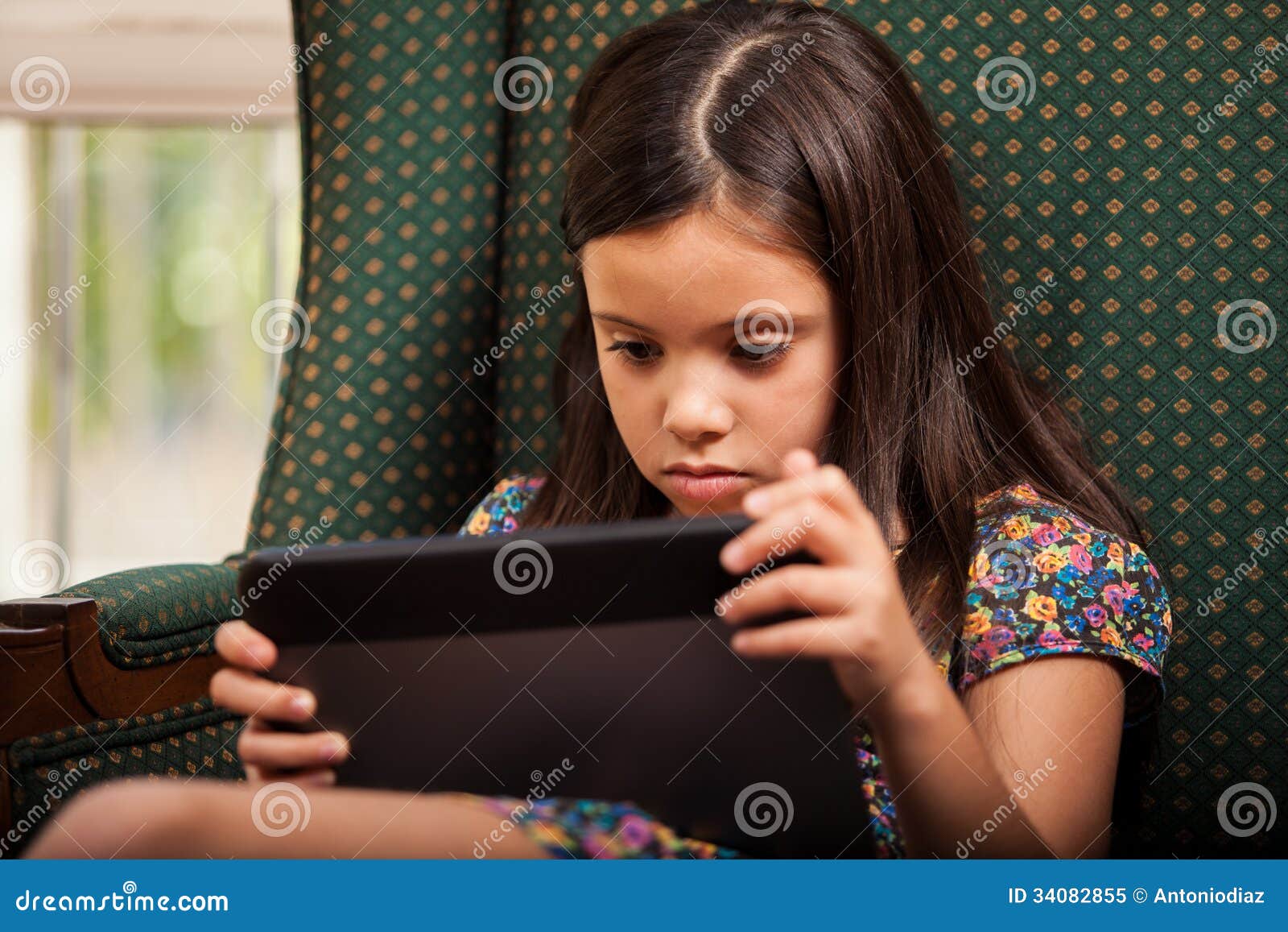 Jugar a Juegos En Una Tableta Imagen de archivo - Imagen de lindo ...