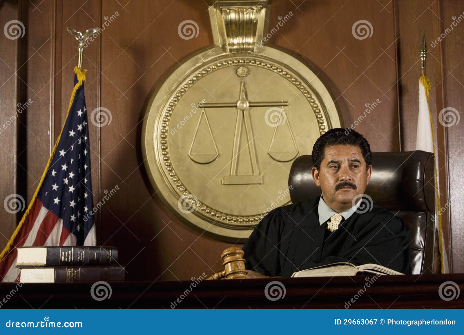 Juge Sitting in Courtroom image stock. Image du âge, masculin - 29663067
